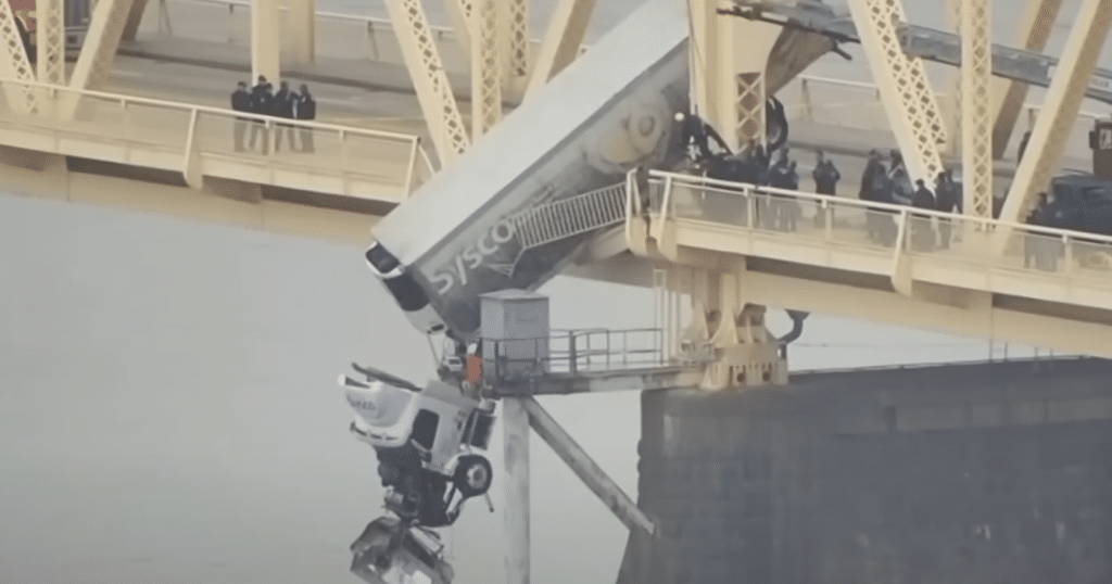 Terrifying Dashcam Footage Captures Semi Truck Hanging off Bridge – Uptrend Terrifying Dashcam Footage Captures Semi Truck Hanging off Bridge – Uptrend